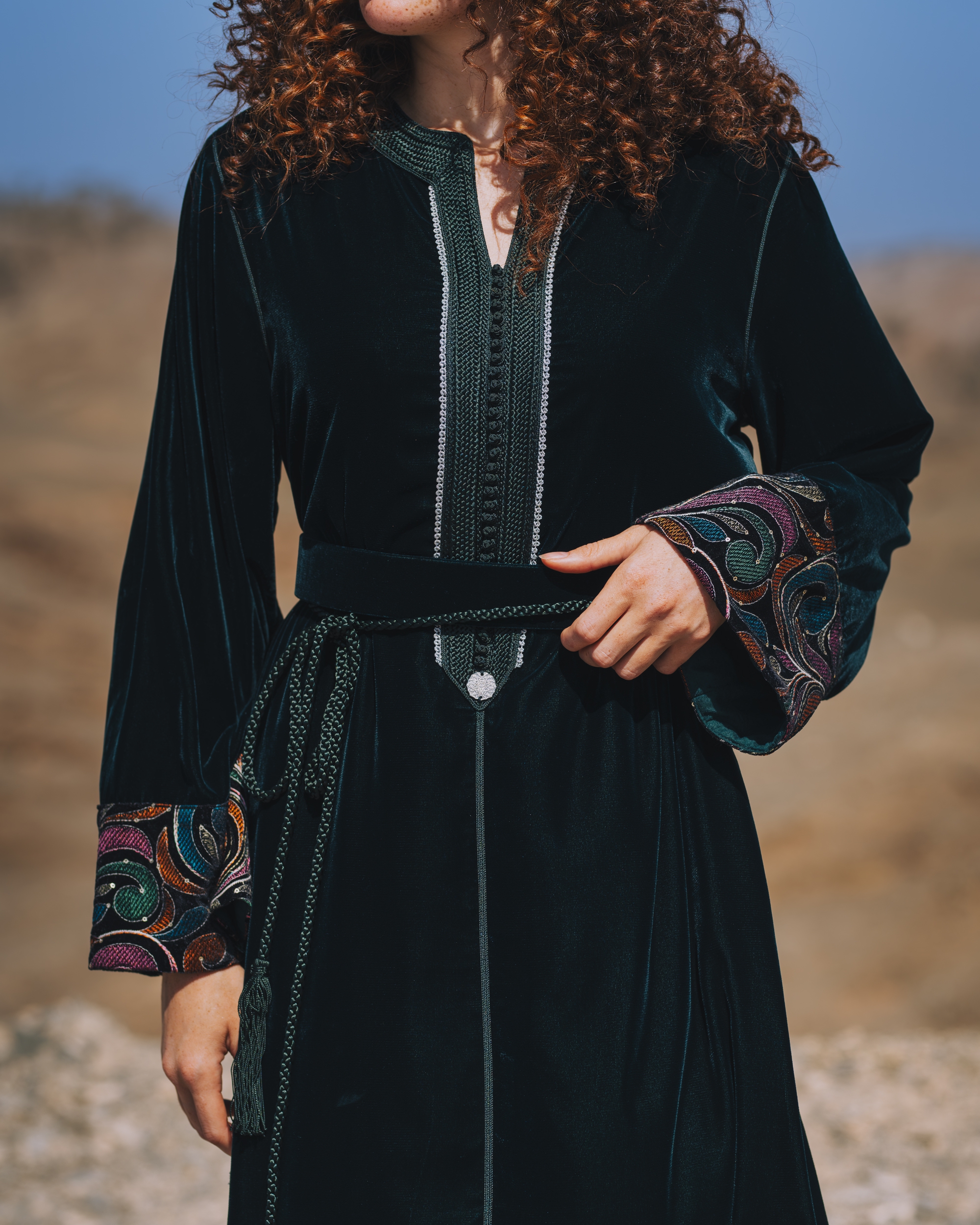 Caftan Court en Velours : L'Allure Chic et Brodée Taille S